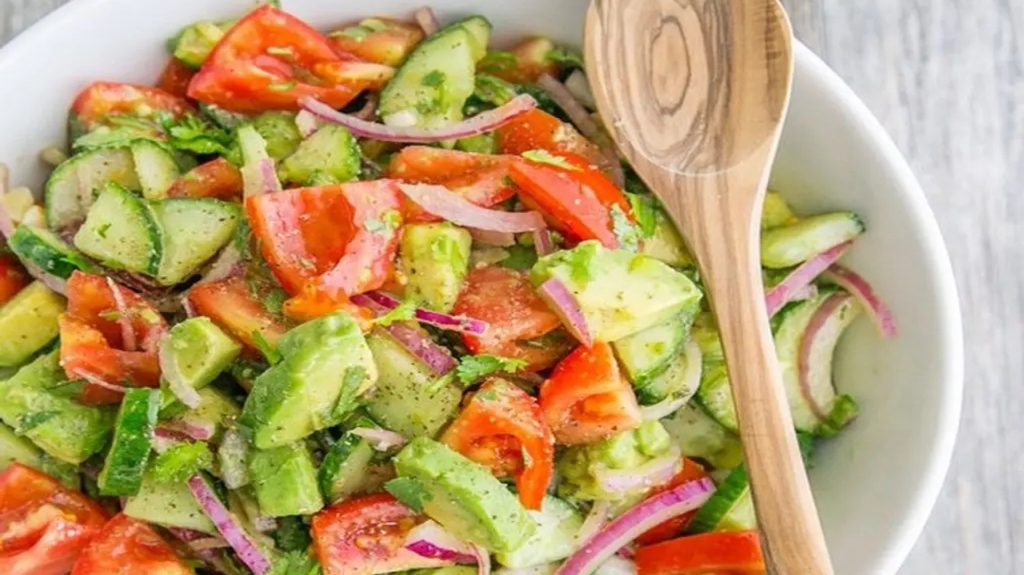 Salade composée de concombres, de tomates et d’avocats